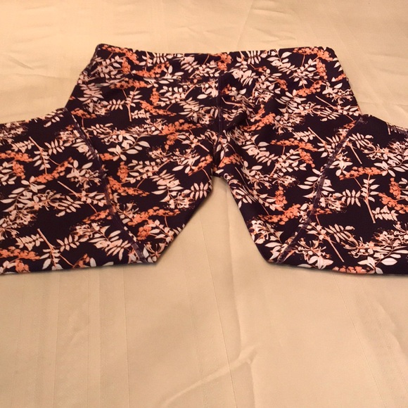 Fabletics | Pants & Jumpsuits | Fabletics Salar Capri Printed Powerhold ...